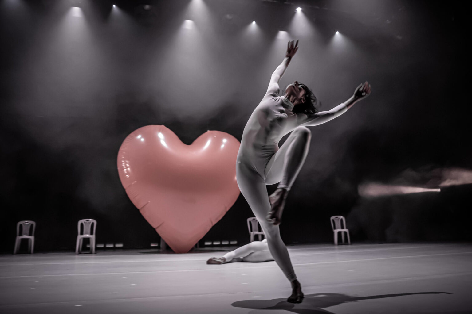 Le sol comme partenaire : danse contemporaine et acrobatie – micadanses